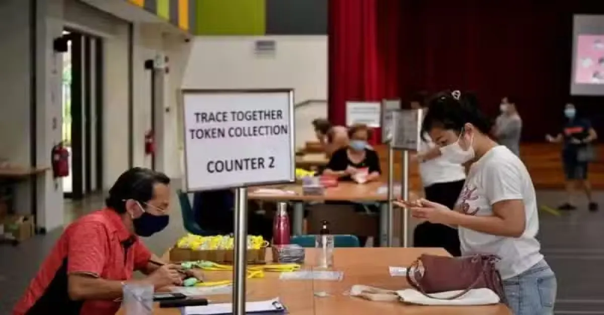 还没下载或领取TraceTogether吗？别围在门口才开始下载啦 | 狮城新闻 | 新加坡新闻